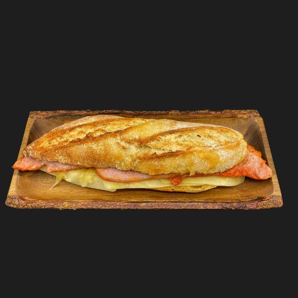 Bocadillo de lomo, queso y pimientos – Gastrobar Tu Casa